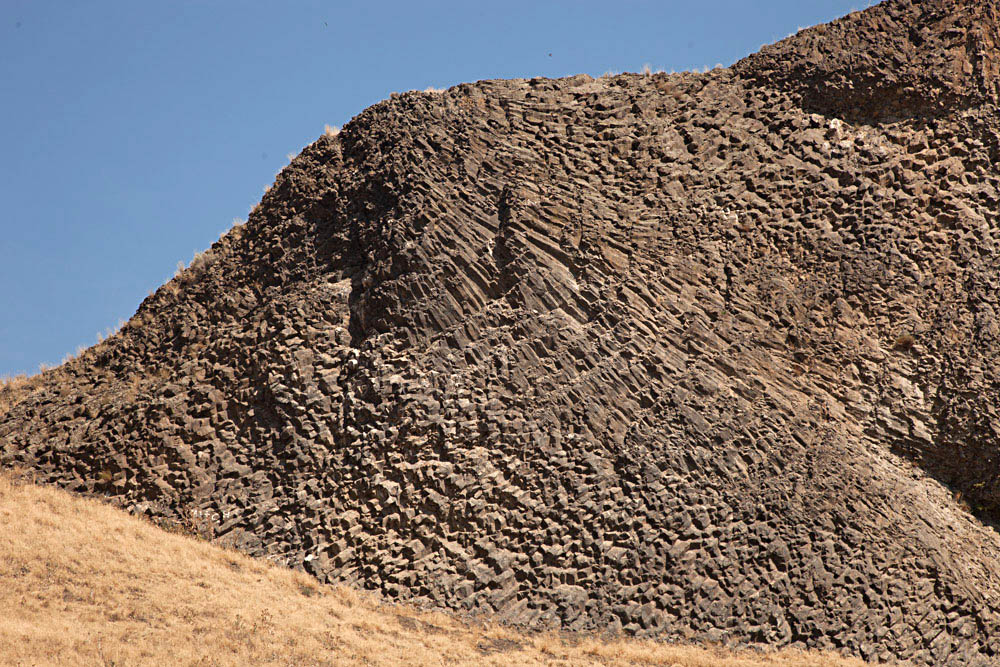 Irregular cooling fractures in basalt, Idaho – Geology Pics