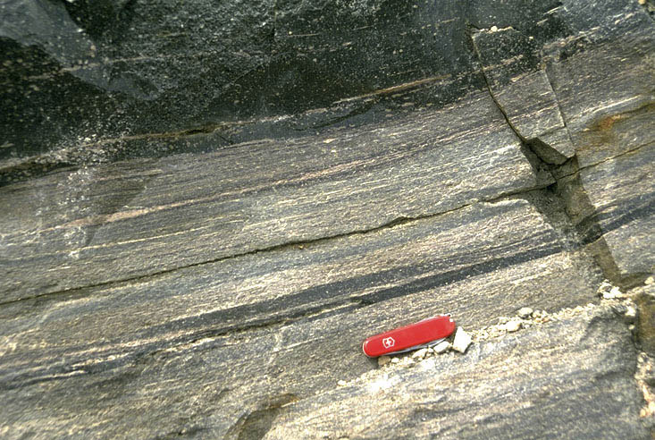 Flow-banding in Obsidian. – Geology Pics