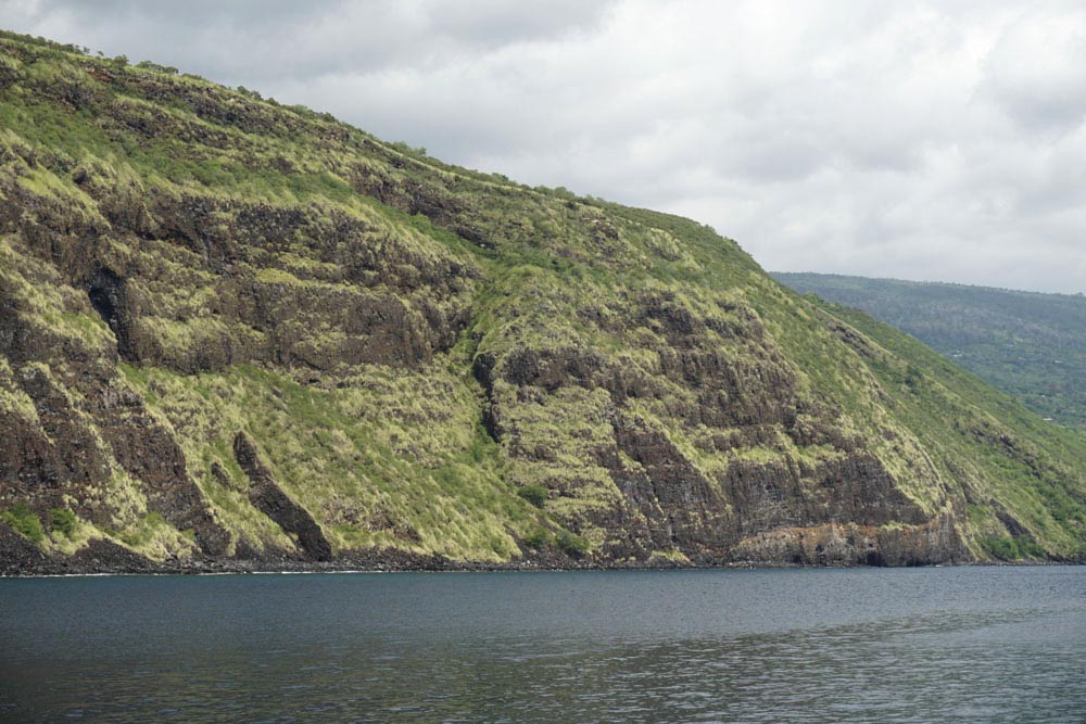 Basalt flows in sea cliffs, Hawaii – Geology Pics